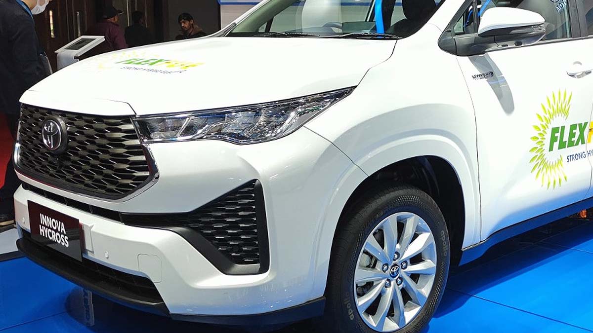 Toyota Innova Hycross flex fuel, Hyryder CNG showcased: Details