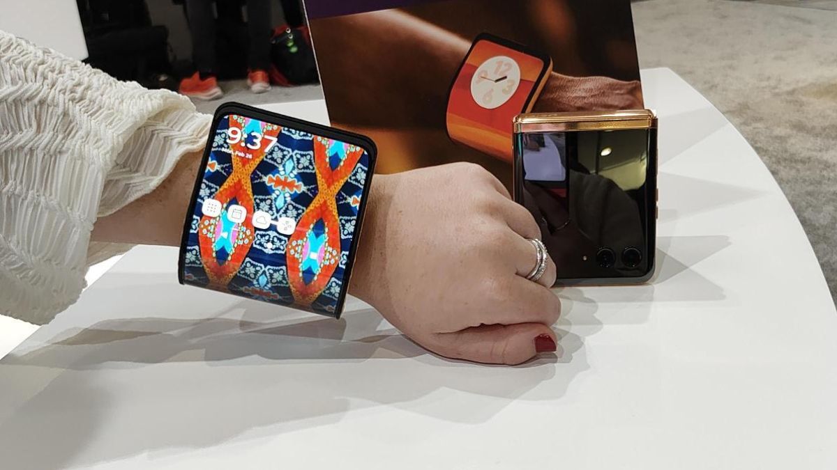 Motorola shows off phone that you can wear on wrist
