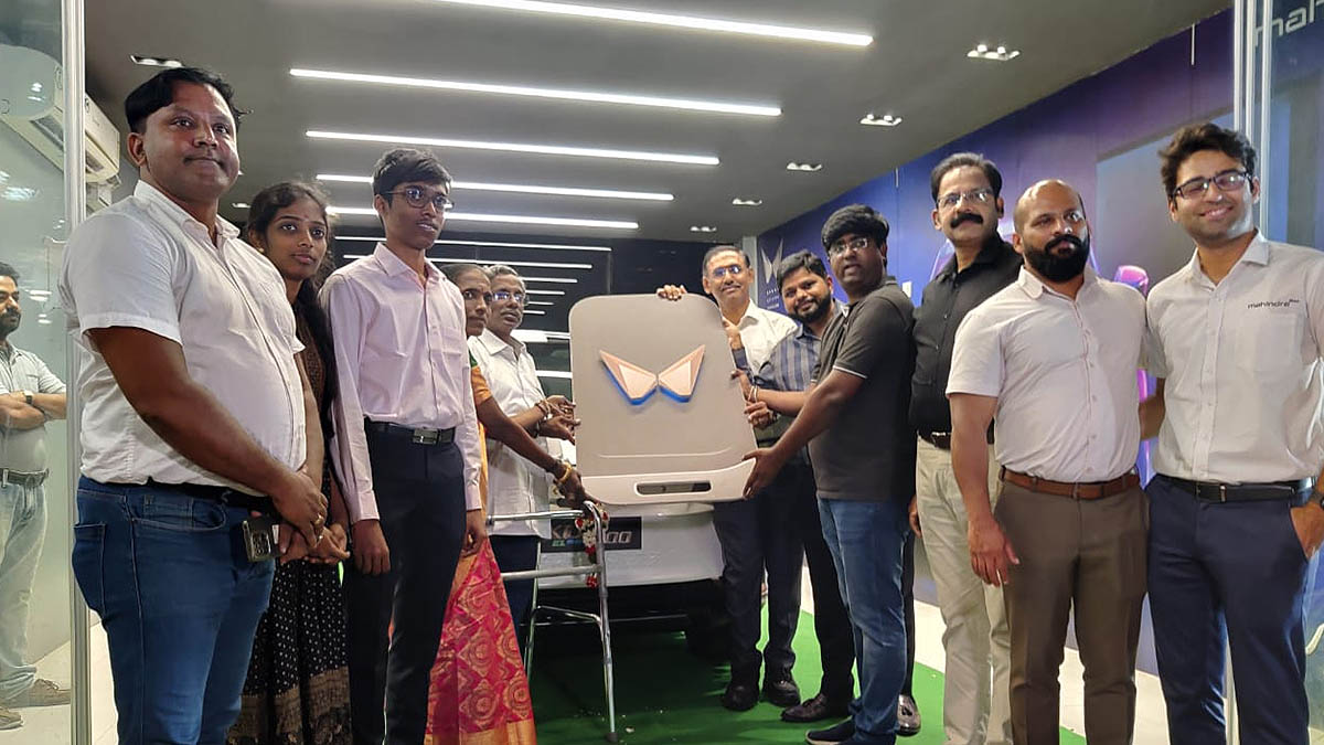 Anand Mahindra gifts XUV 400 to Chess prodigy Praggnanandhaa